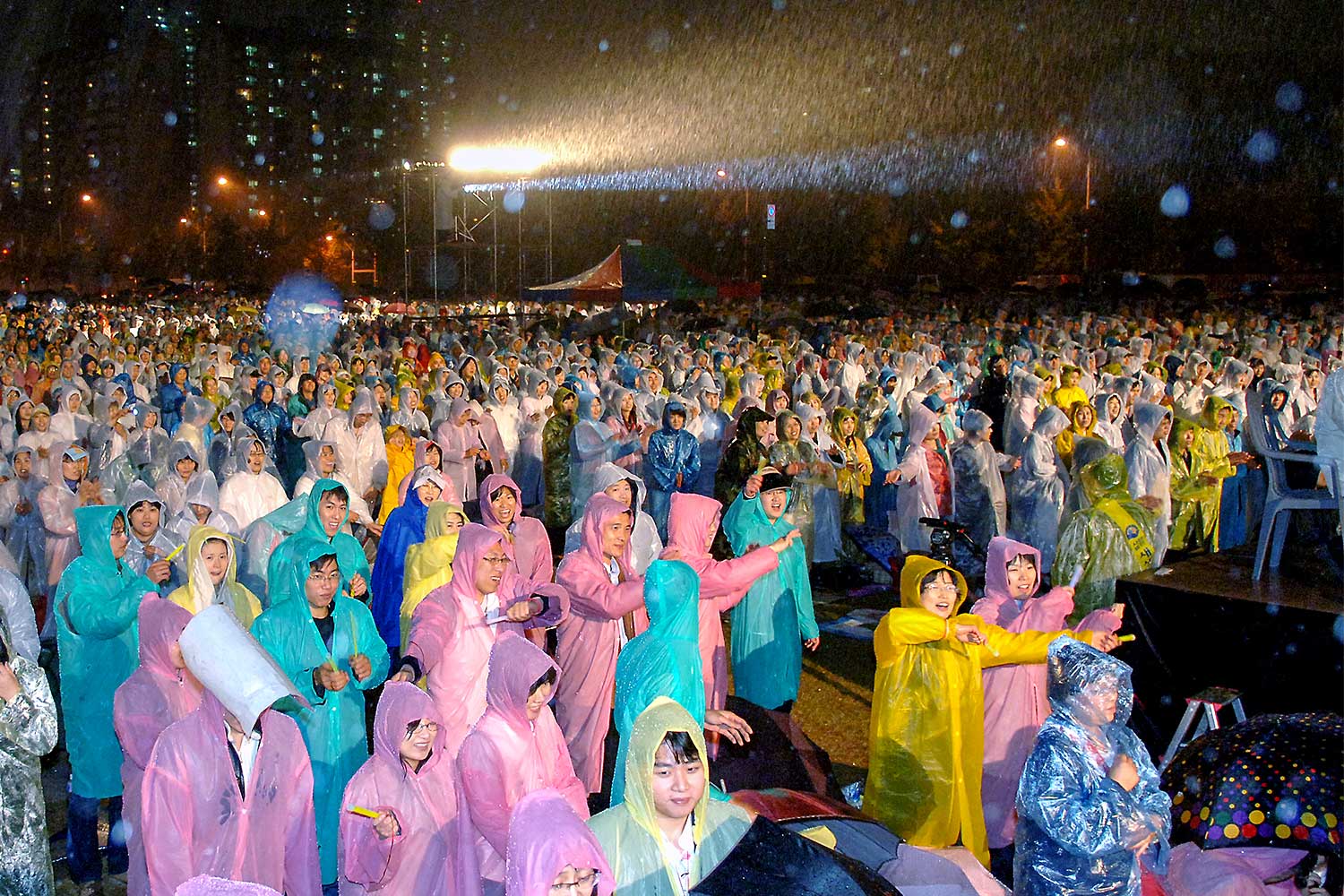 30,000 People Sing the Song, “With Love,” Together, Making a Beautiful ...